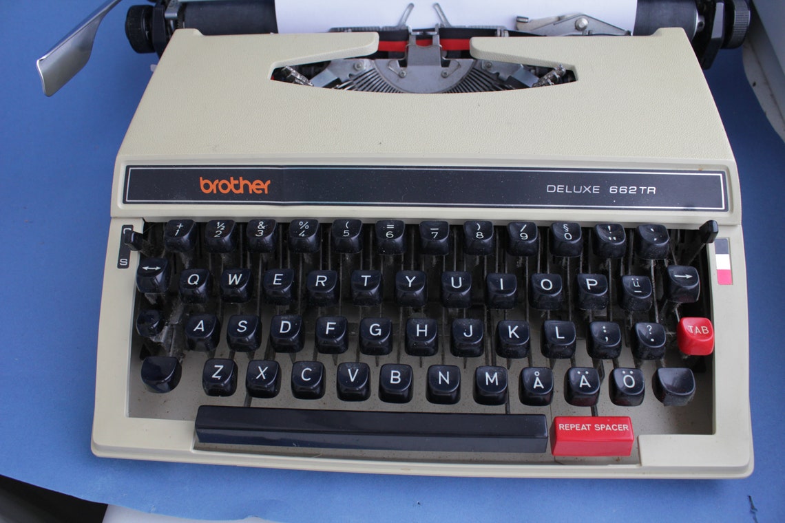 Portable VINTAGE Brother Typewriter Japan Deluxe 662 TR Boxed in ...