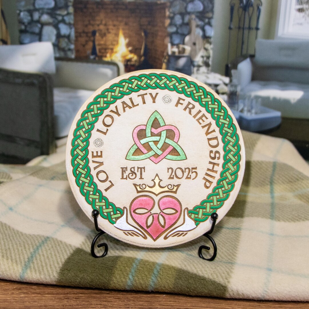 Customizable Claddagh Round Plaque: Irish Celtic Marriage Symbol Wall ...