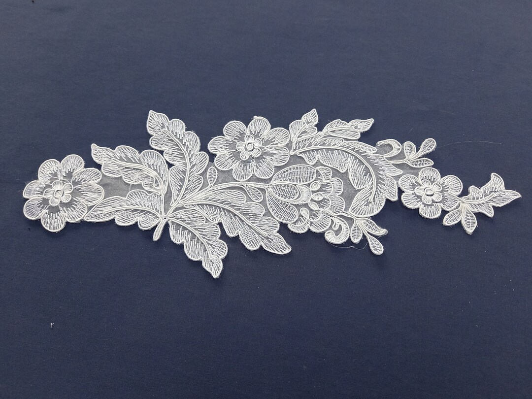 32.5cm by 12cm White Applique / Lace Trim Flowers & Leaves - Ref AP8 ...