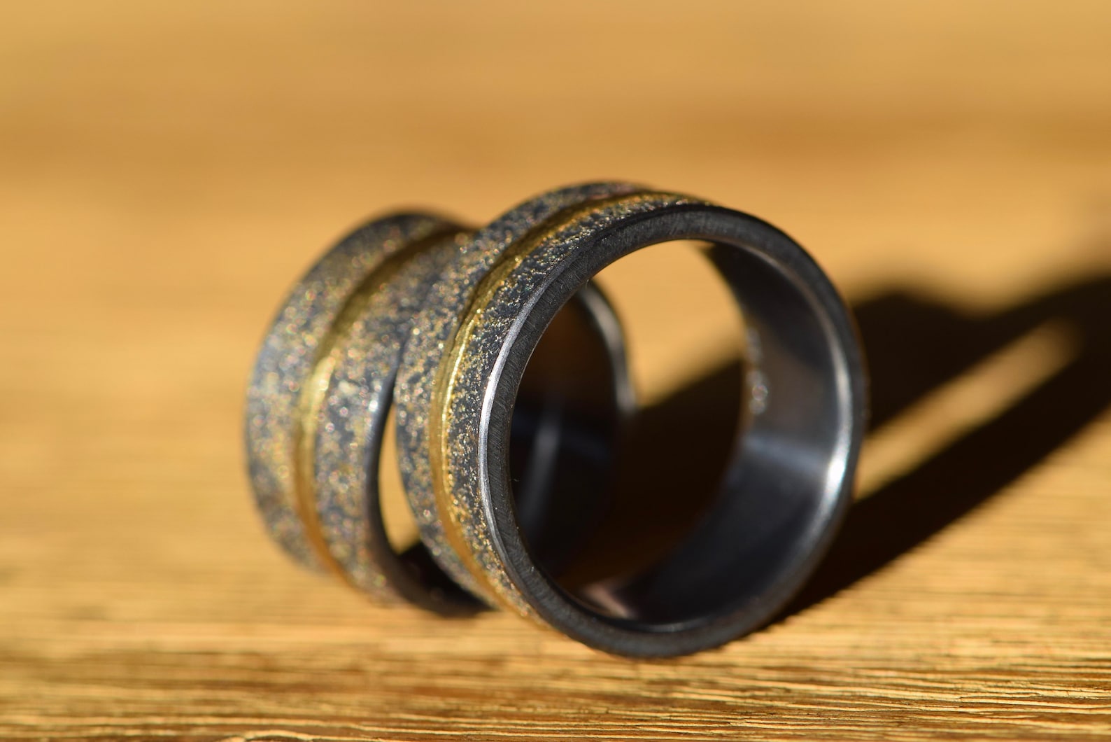 Handgemachte Eheringe mit Gold geschwärzt - Etsy.de