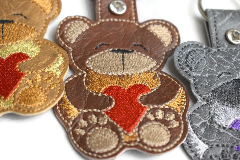 4x4 Bear Heart Key Fob, Pom Bear Embroidery, Lisey Designs - Etsy UK