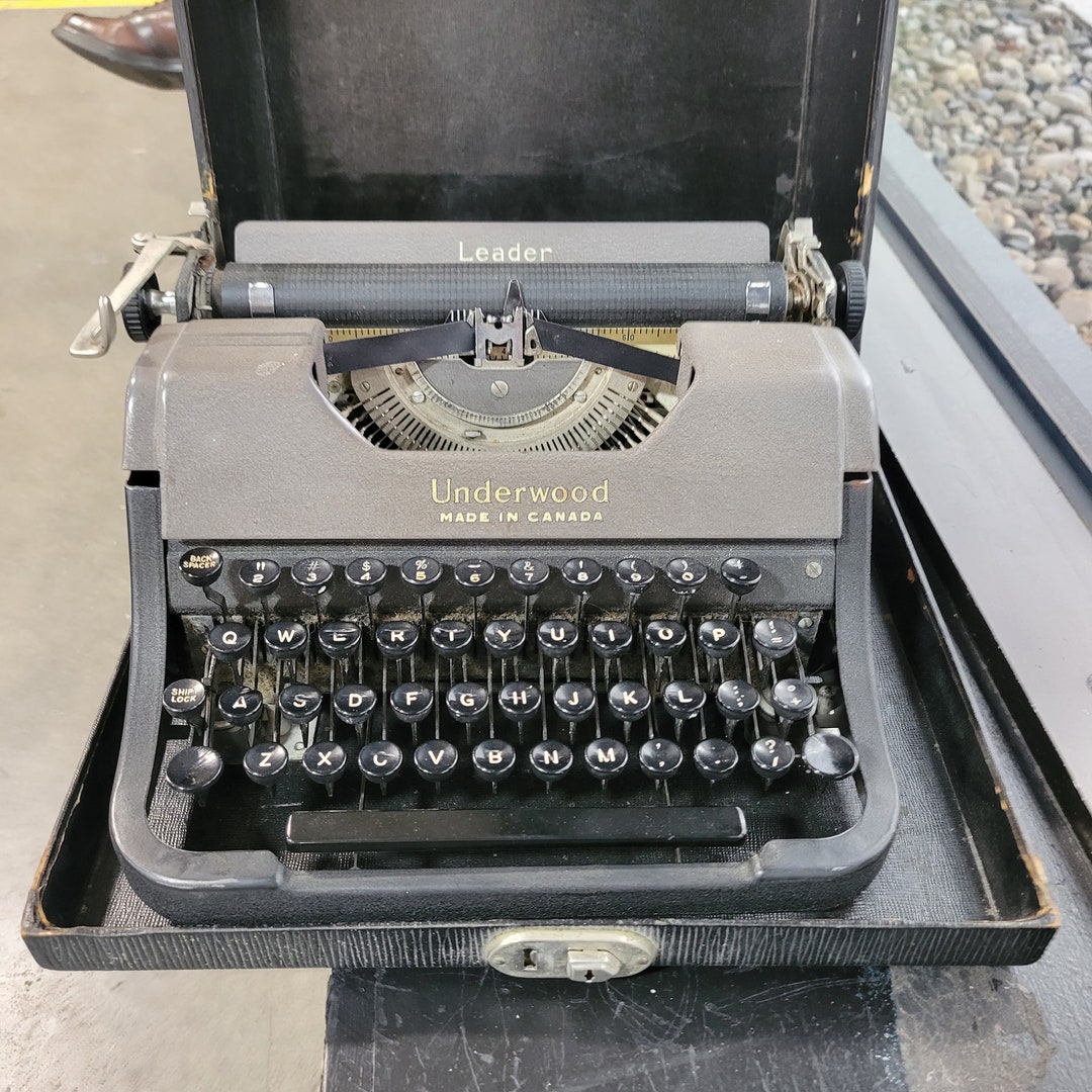 Vintage 1948 Underwood Leader Portable Typewriter With Original Carry ...