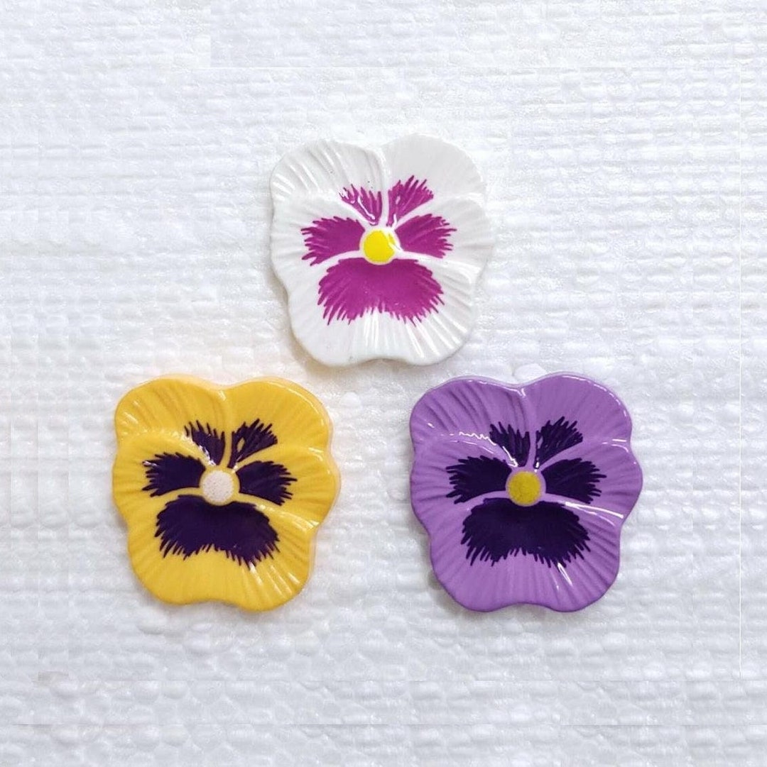 JHB Pansy Flower Button 19mm Plastic Shank Realistic Purple Yellow ...
