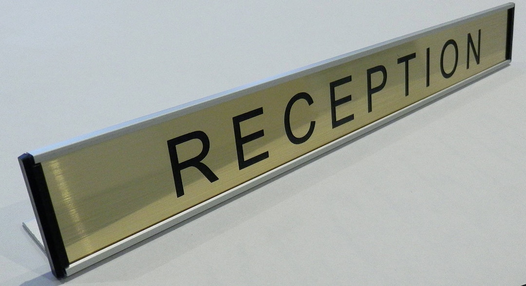 Letrero de recepción de escritorio anodizado pulido con placa de ...