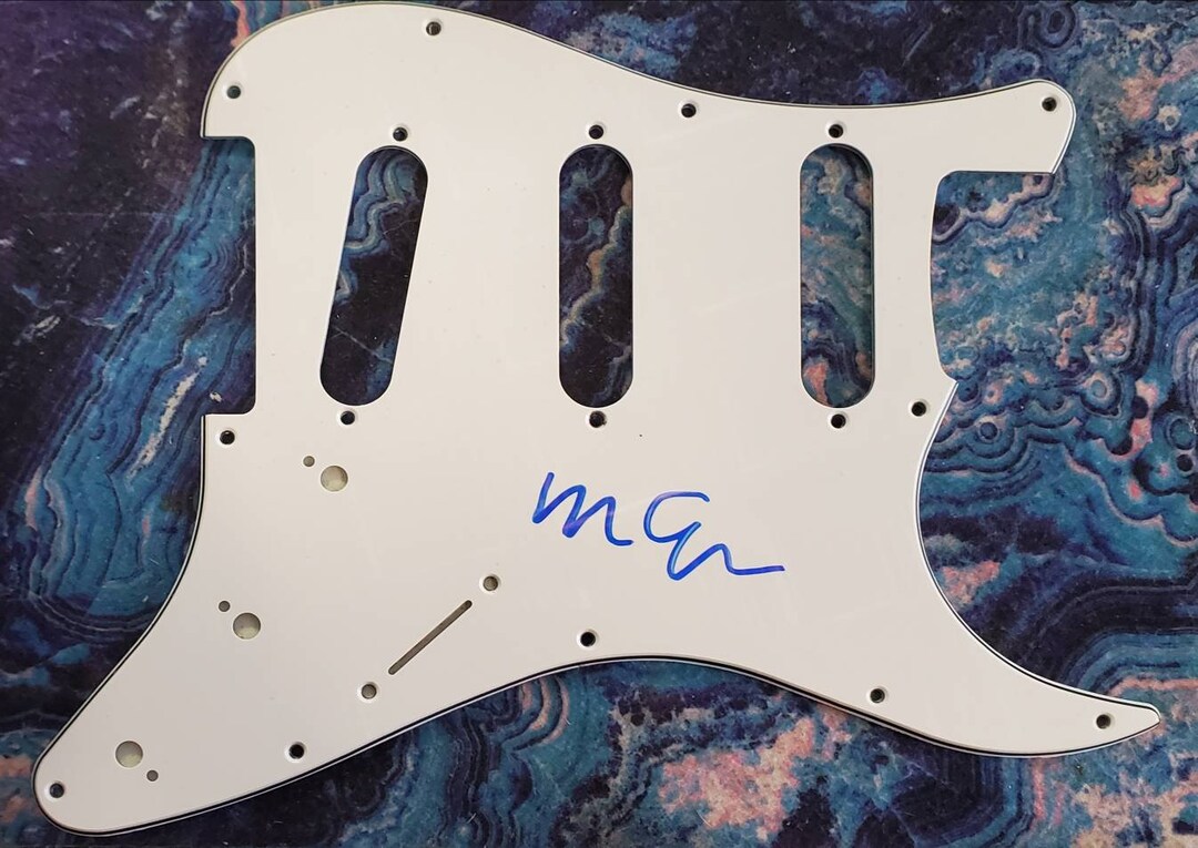 Yoko Ono Lennon handsignierte Fender Synthesizer Pickguard mit LOA ...