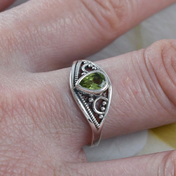 Silver Peridot Ring - Etsy