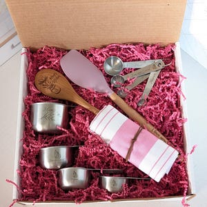 Kitchen Giftbox With Measuring Cups and Spoons, Wooden Spoon, Dishtowel ...