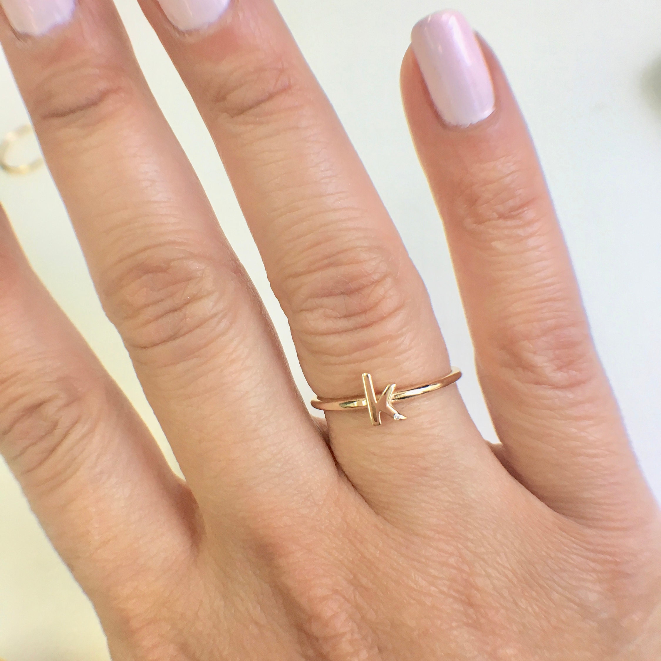 Anillo minimalista apilable inicial en minúsculas hecho a mano - Etsy ...