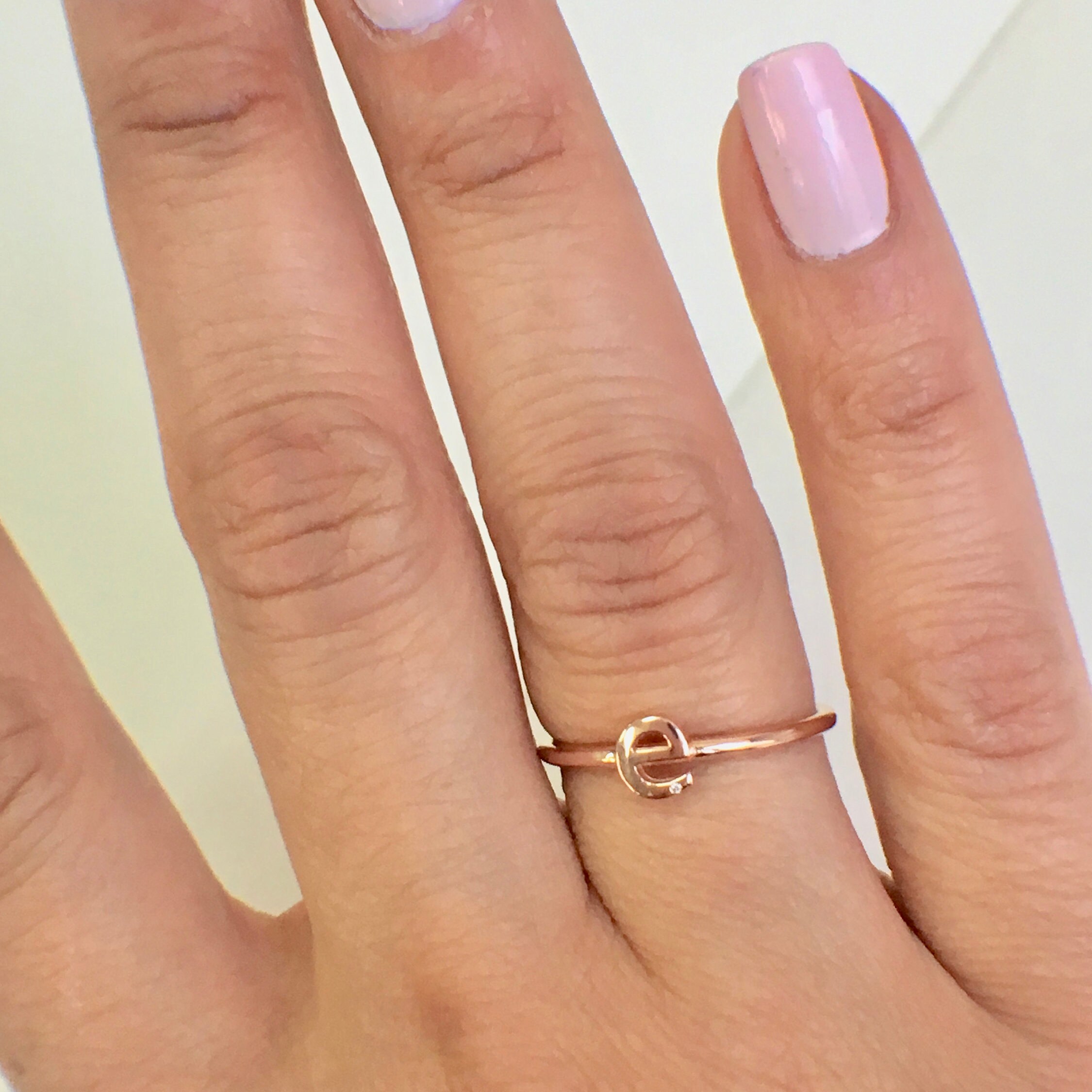 Anillo minimalista apilable inicial en minúsculas hecho a mano - Etsy ...