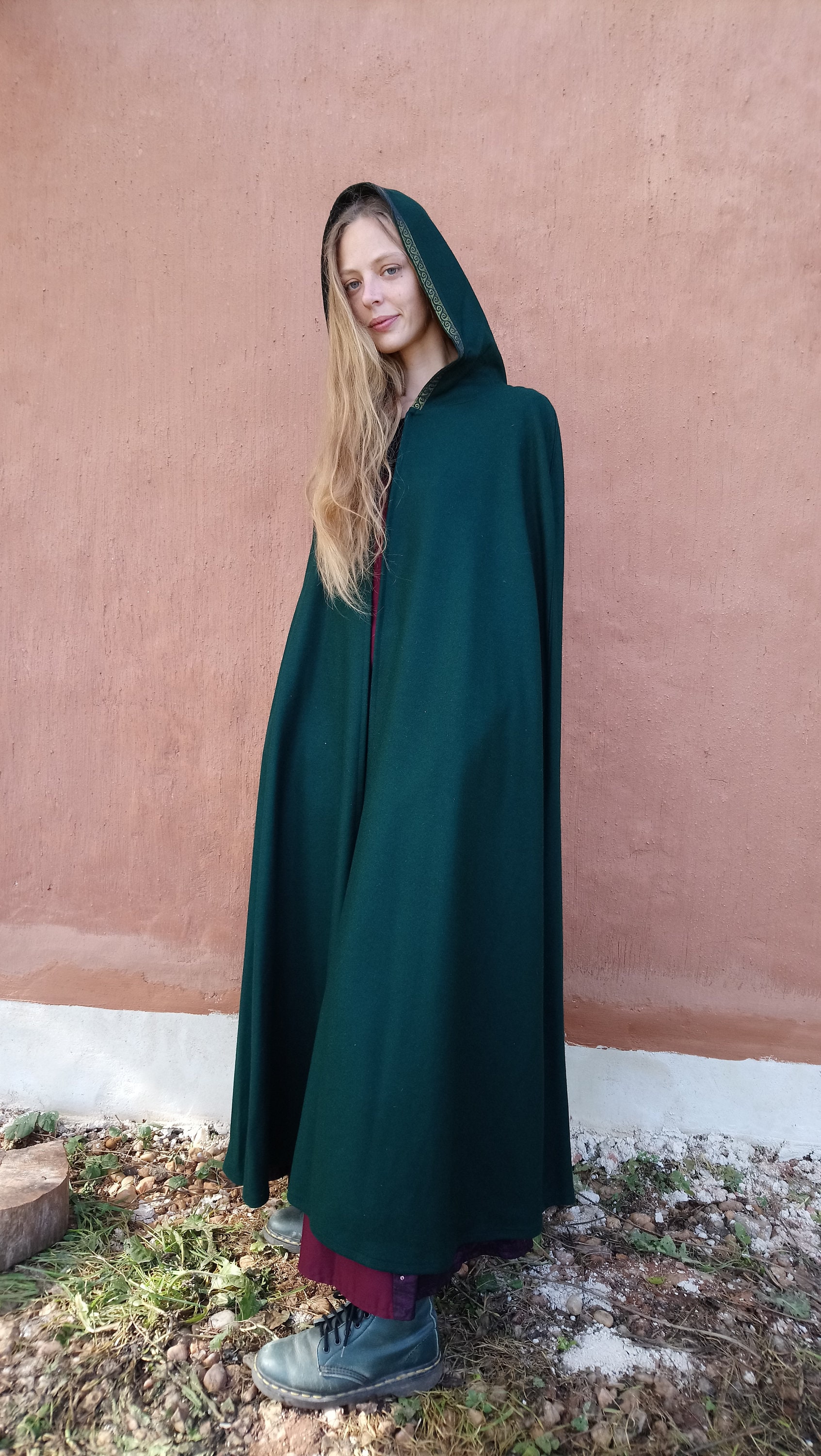 Lange groene cape met capuchon getrimde vlecht, of kant, imitatiebont ...