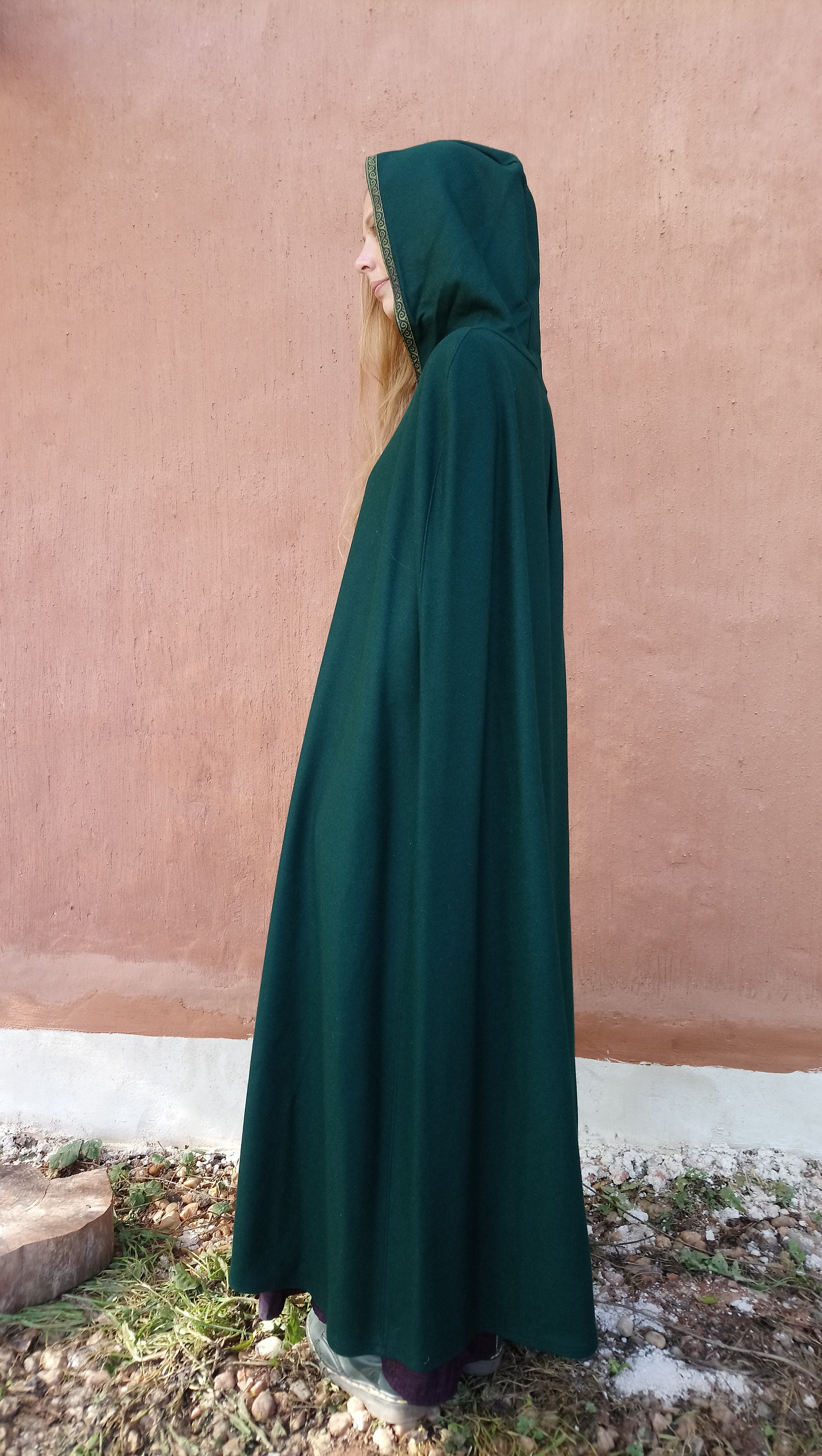 Lange groene cape met capuchon getrimde vlecht, of kant, imitatiebont ...