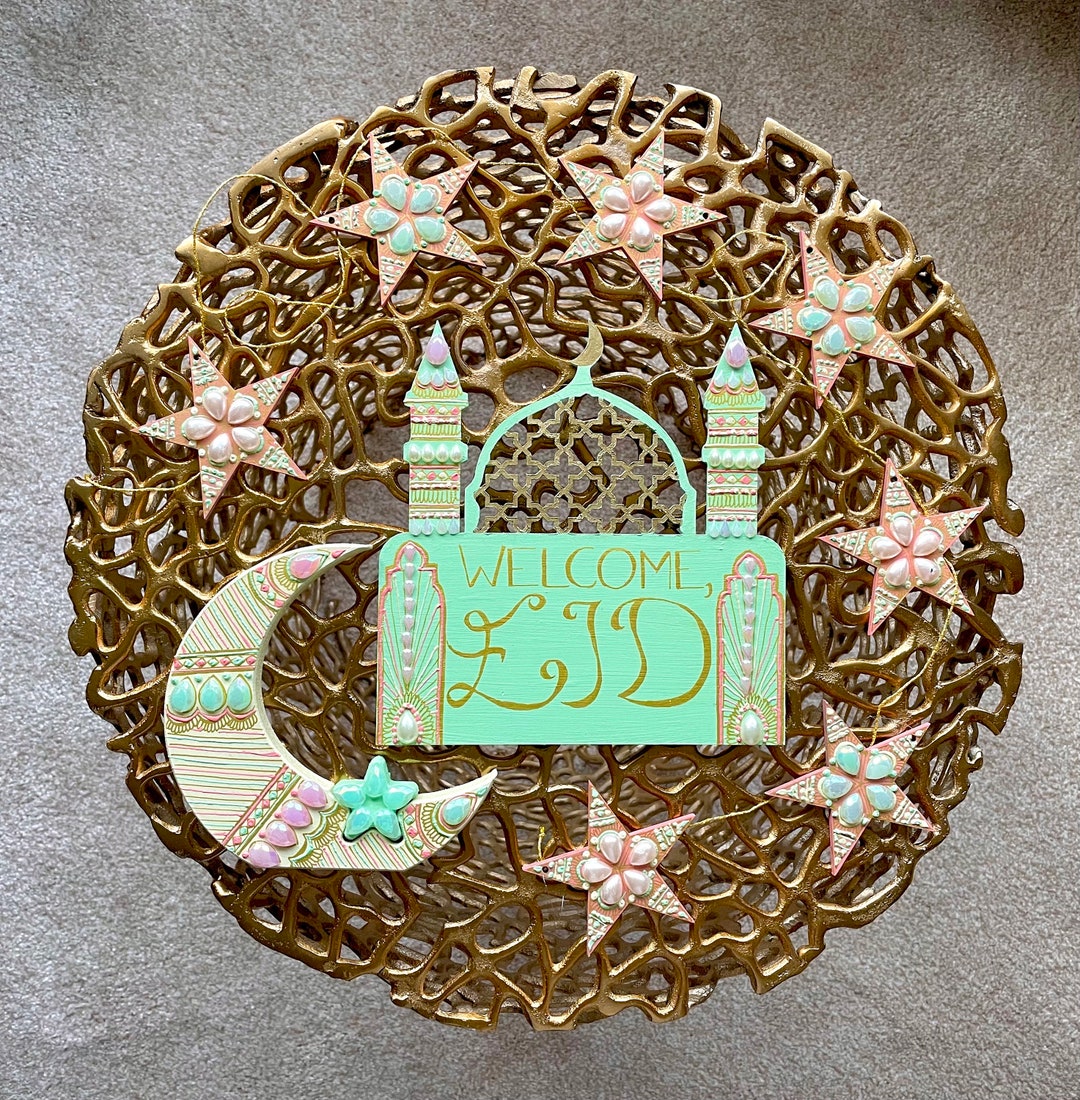 Dawn Eid & Ramadan Welcome Sign With Standing Moon and Hanging Stars ...