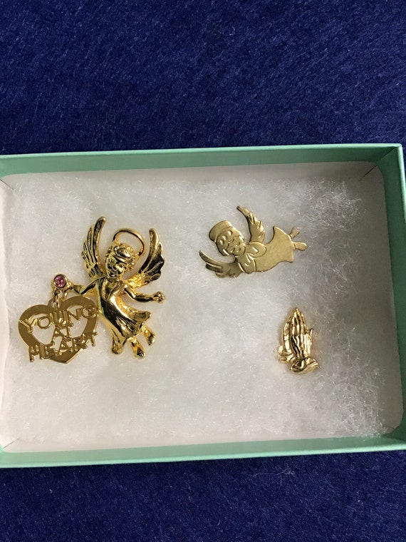 Praying Hands With Rhinestone Gem