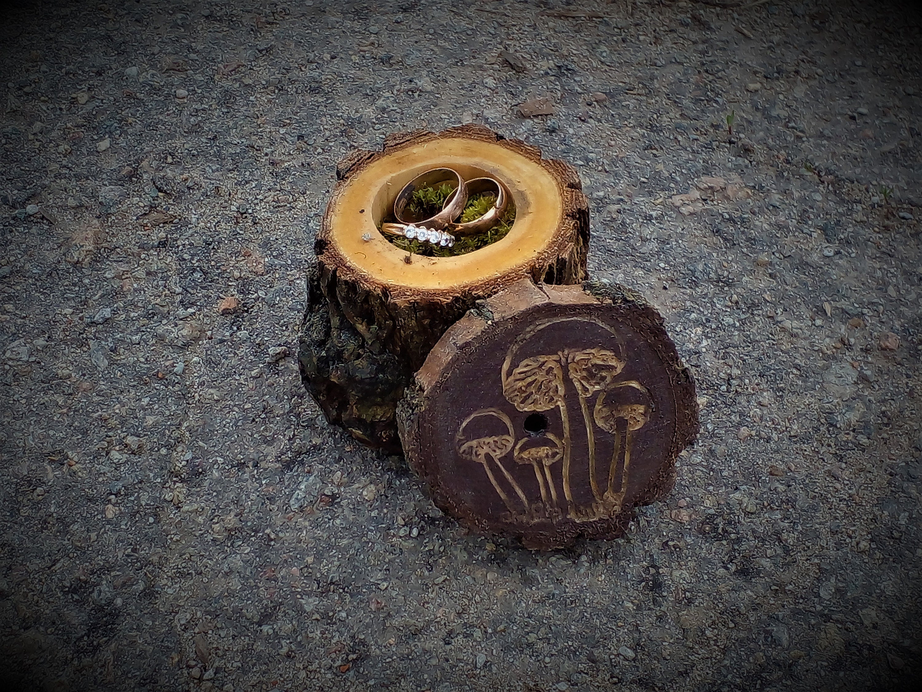 Wood log ring box with tree bark carving your designs or | Etsy