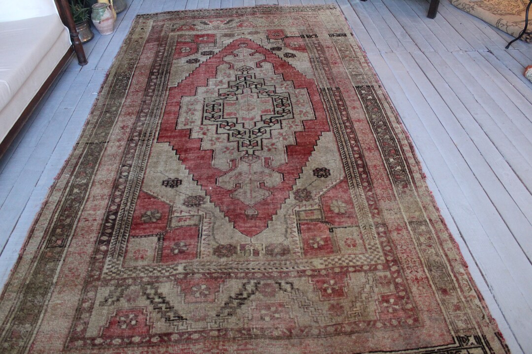 5'2x10'8 Distressed Beige Medallion Rug, Vintage Turkish Anatolian ...