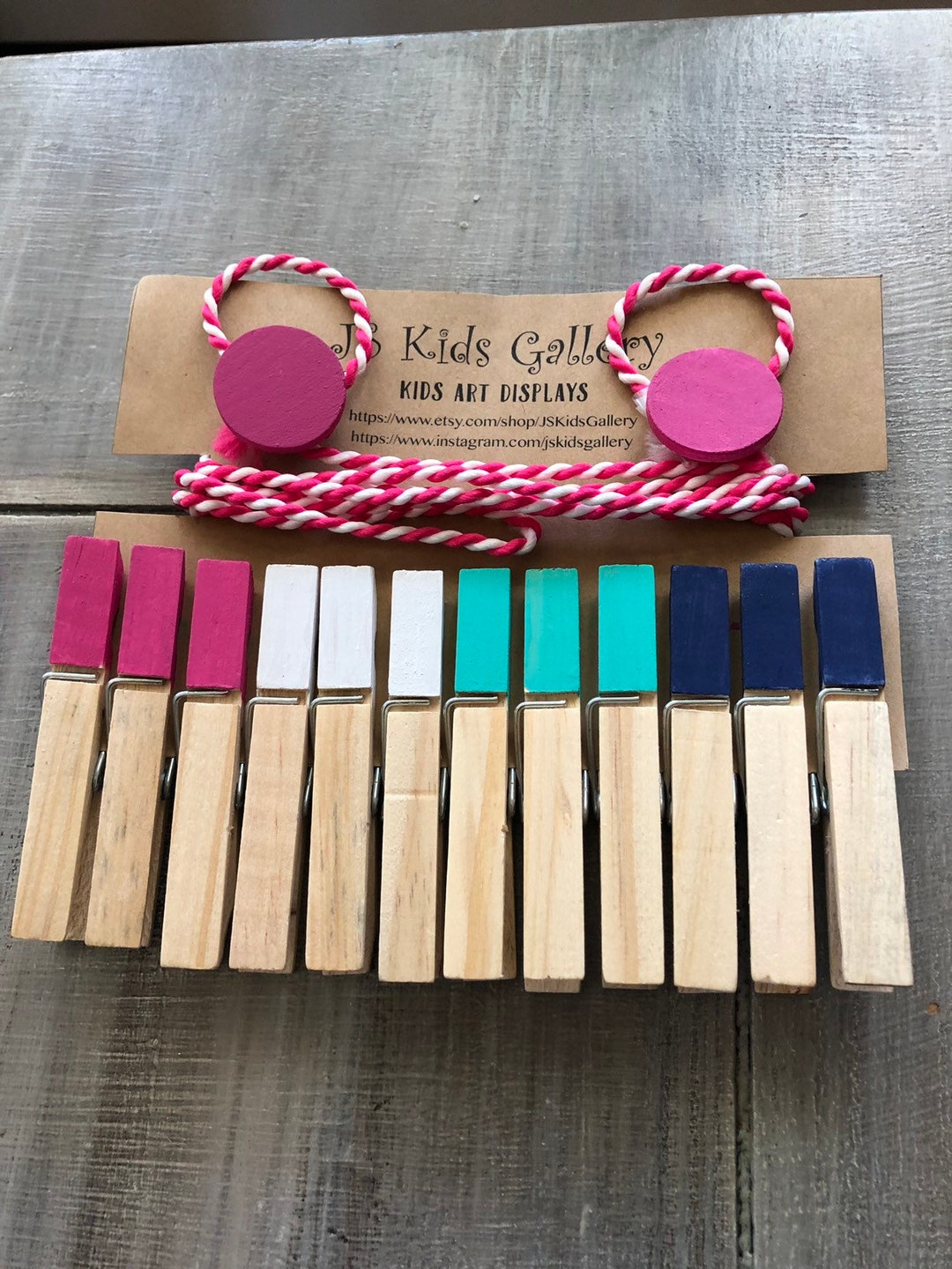 Clothesline art display Art work Display baby girl onesie - Etsy.de