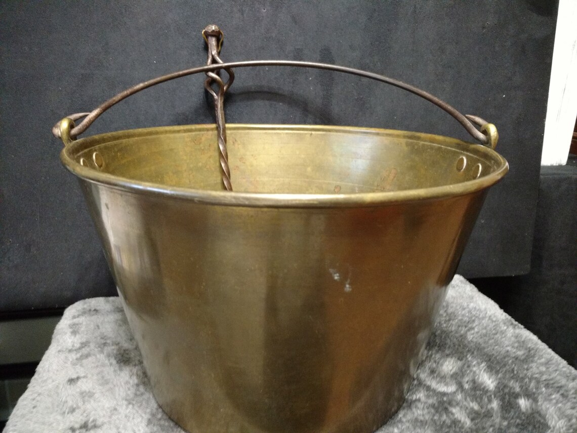 Caldero de latón antiguo Ansonia, olla enorme, con asa y cucharón con ...