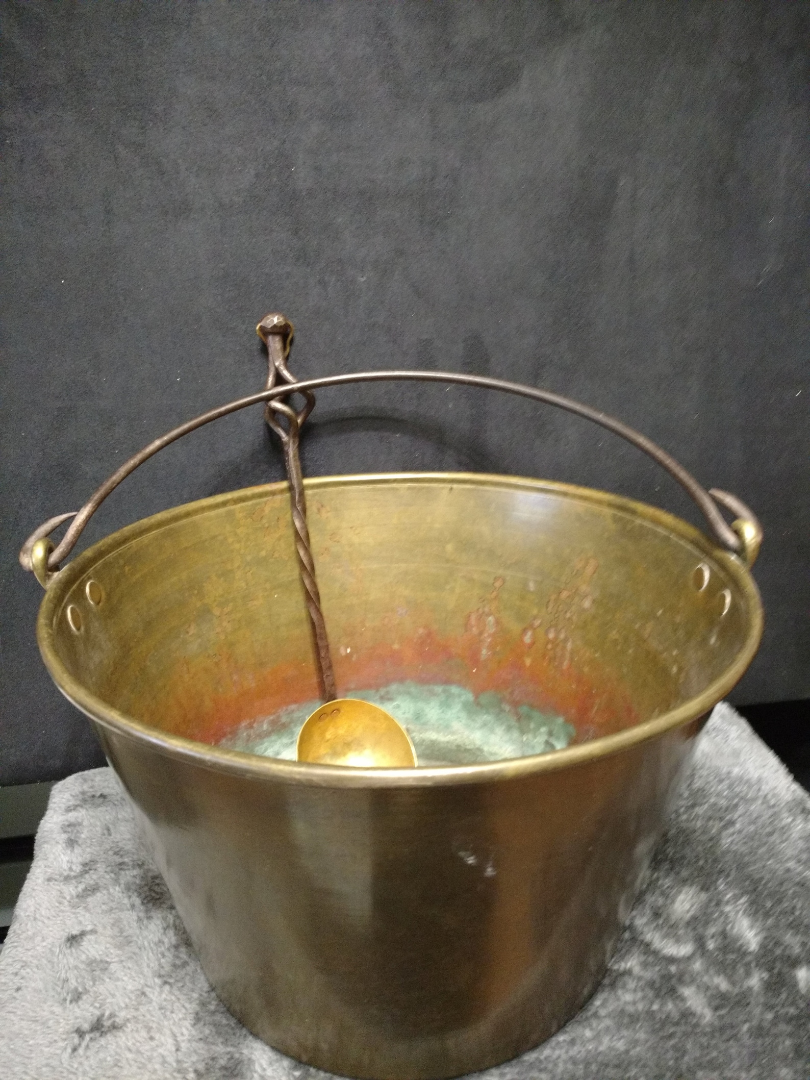 Caldero de latón antiguo Ansonia, olla enorme, con asa y cucharón con ...