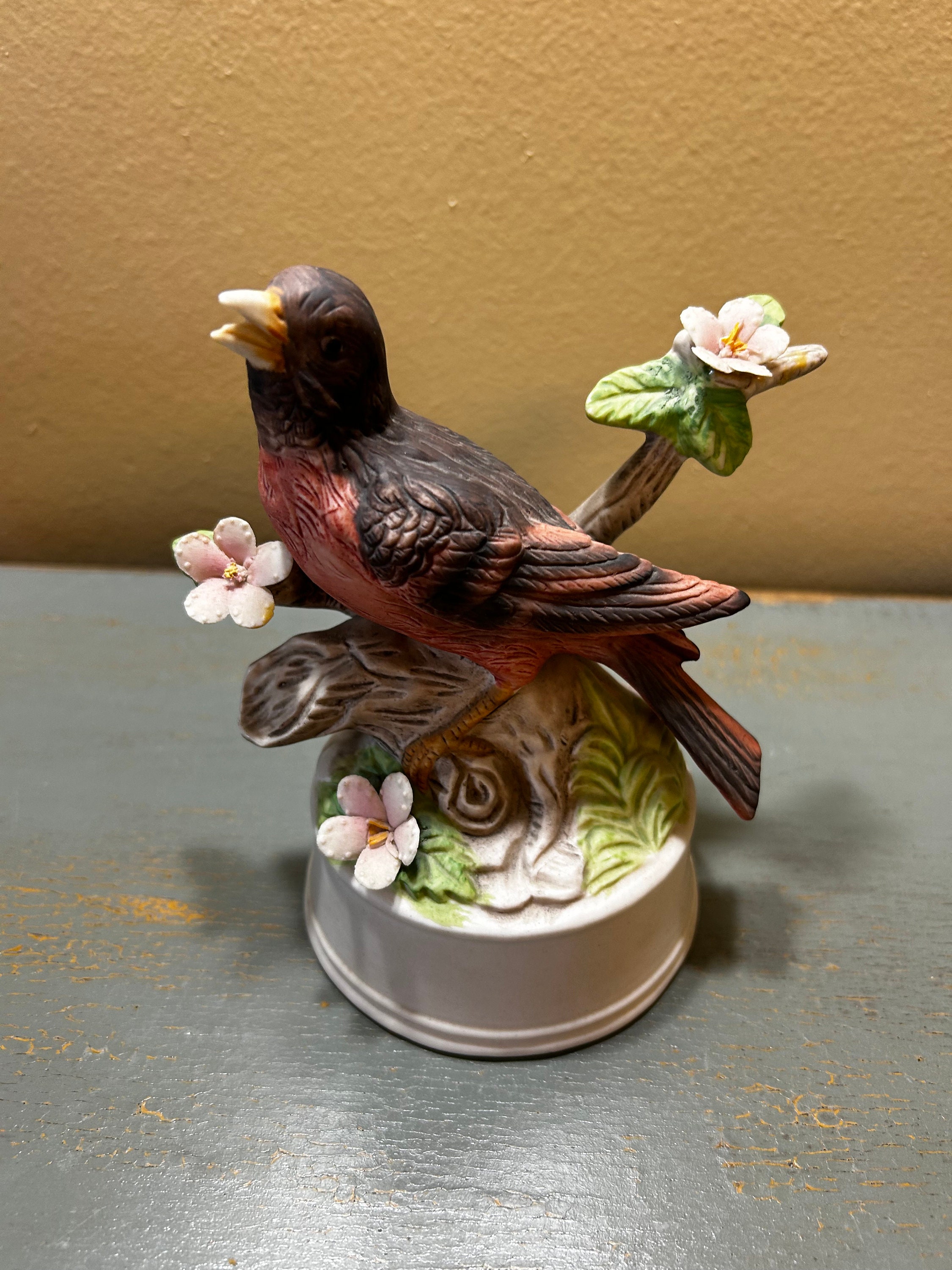 American Robin Ceramic Sculpture Figurine Musical Music Box 10" bird ...