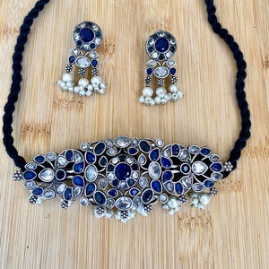 Blue necklace for saree store
