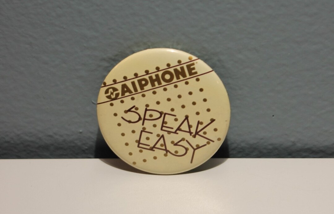 Vintage 1960s-1970s Aiphone Speak Easy Blanc et Or Pinback Button ...