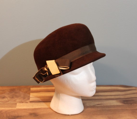 Vintage 1950s Peachbloom Velour Felt Hat with Beige a… - Gem