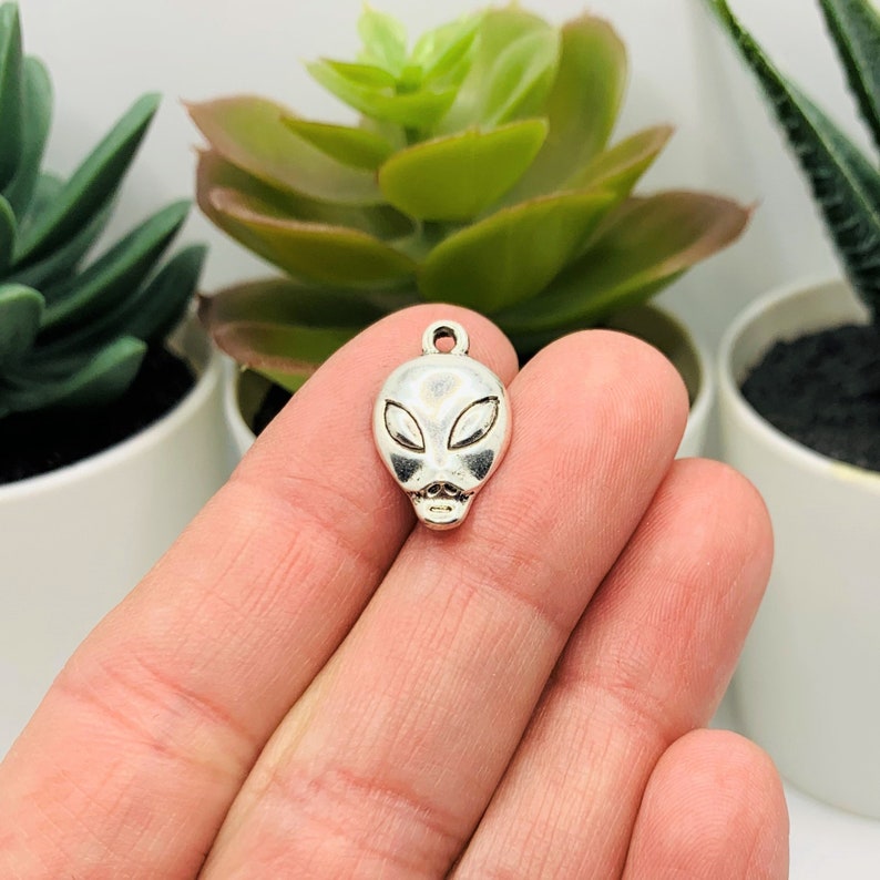 4 20 or 50 BULK Silver Alien Face Charms I Want to Believe - Etsy