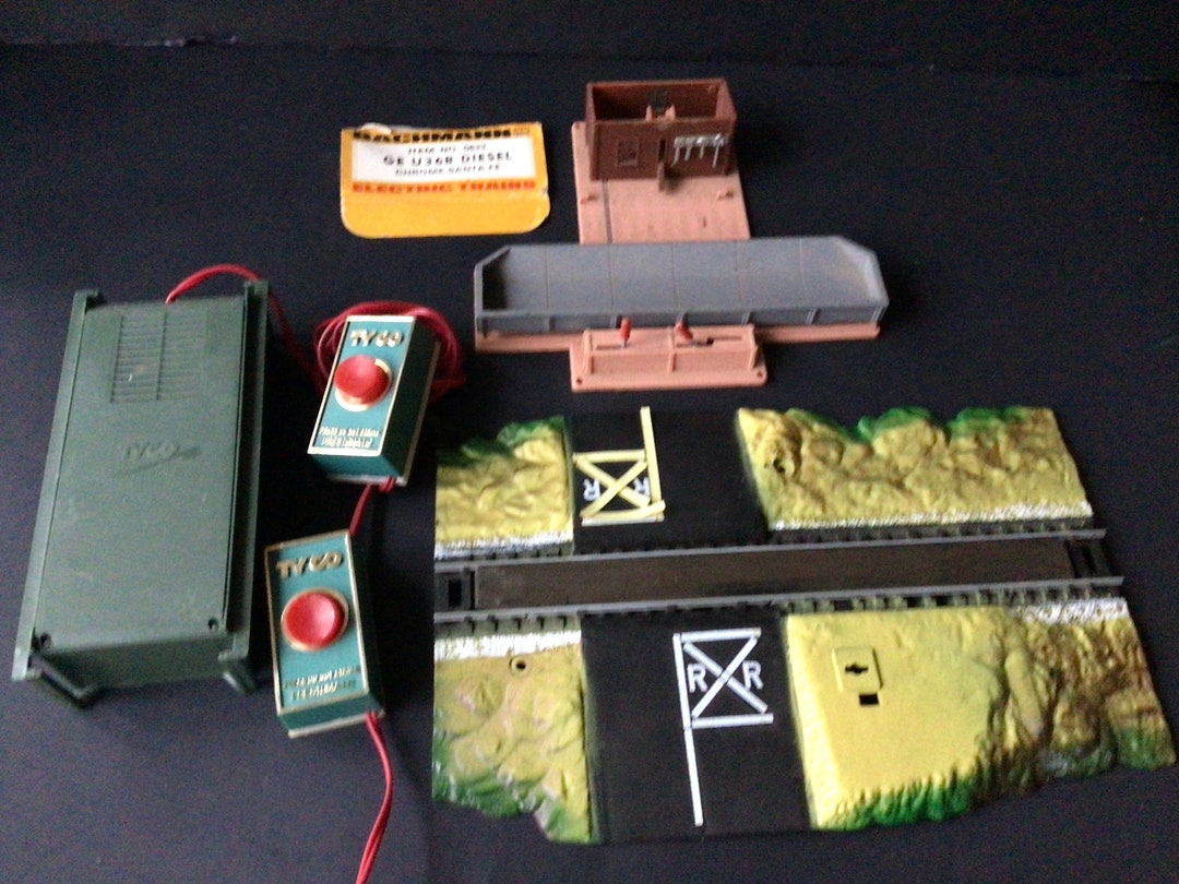 HO Scale Manual Log Loader and Building, Vintage Tyco Prestomatic Train ...
