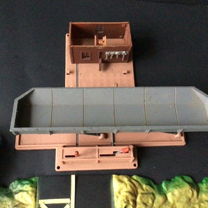 HO Scale Manual Log Loader and Building, Vintage Tyco Prestomatic Train ...