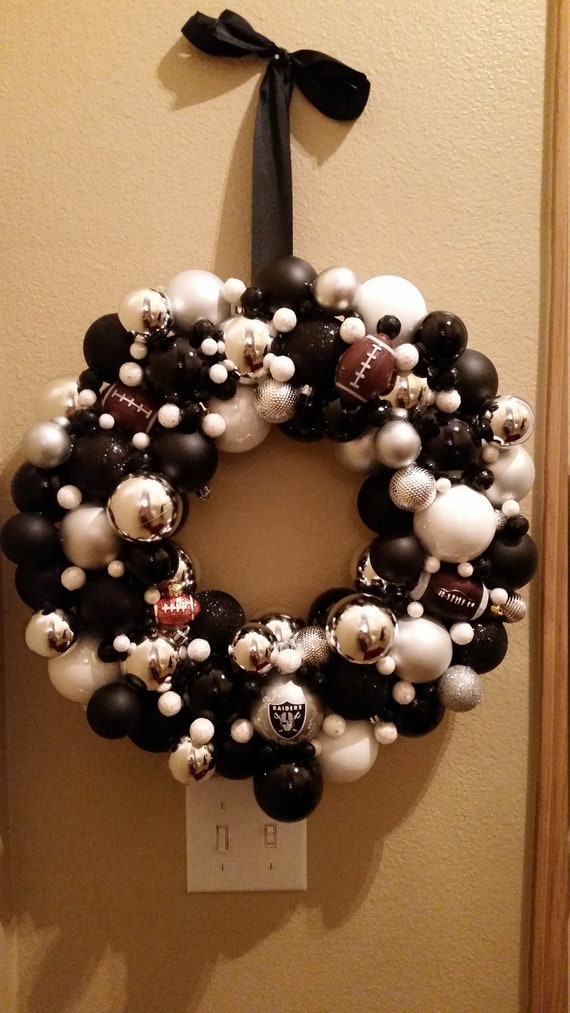 Raiders Wreath - EMSEKFLOL.COM