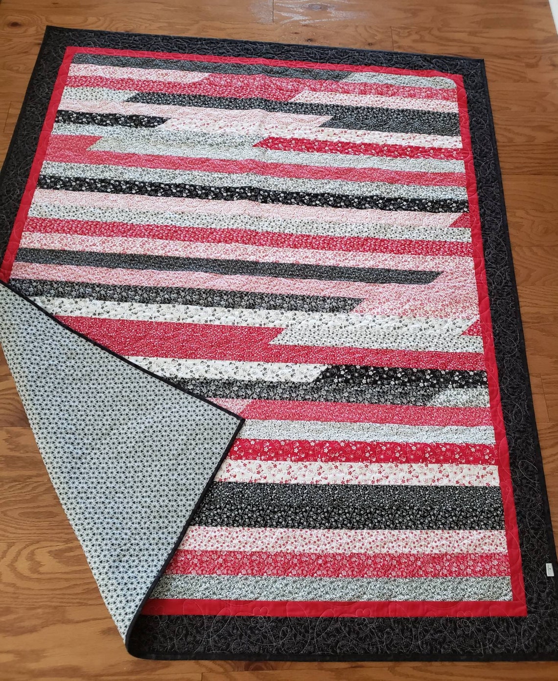 Throw Quilt, Red, White and Black Quilt, Floral Quilt, Jelly Roll Quilt ...