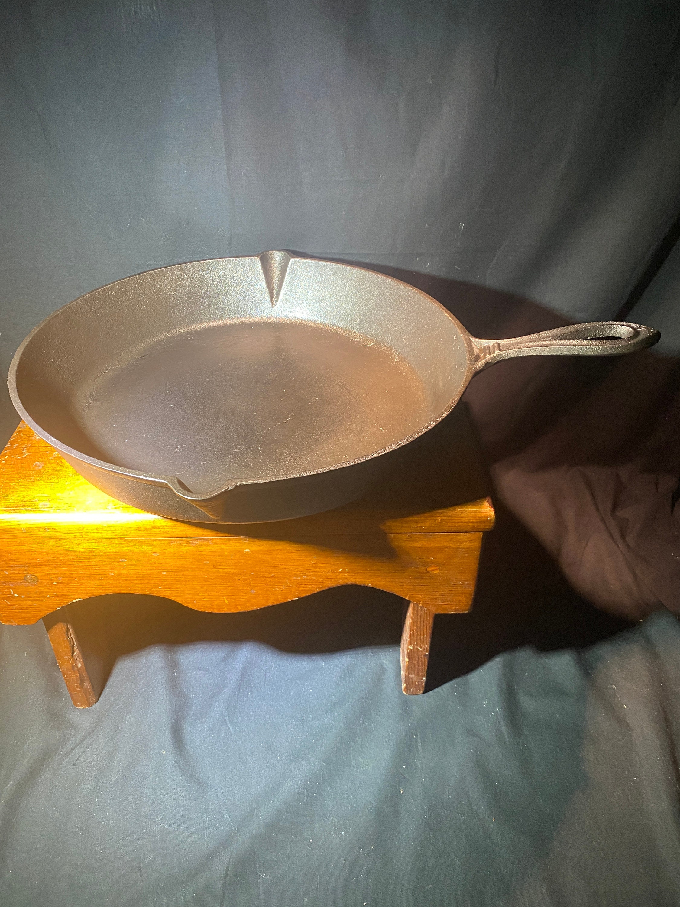 1800s BIG Cast Iron Skillet 1800s BIG Cast Iron Skillet