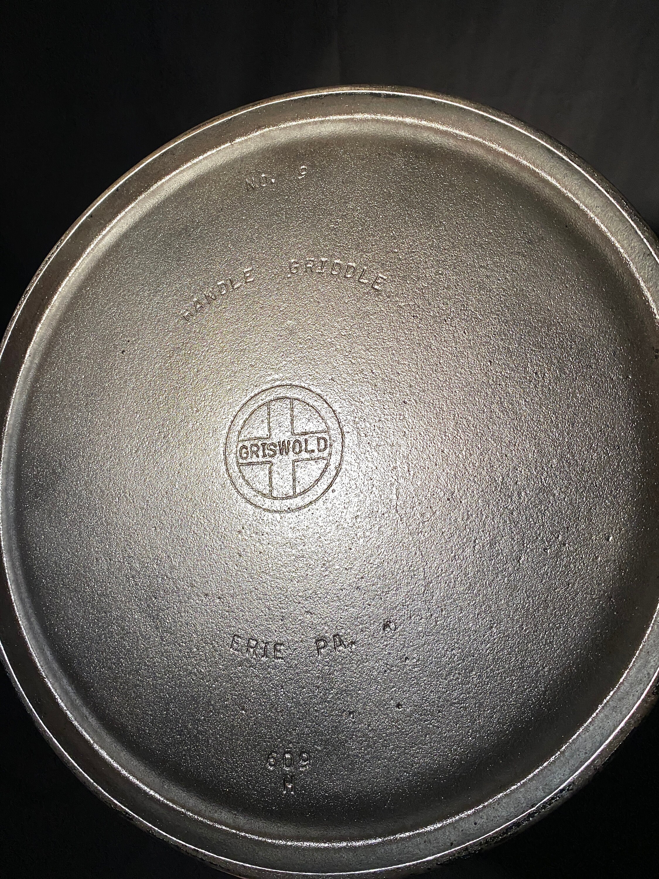Griswold No 9 Griddle Erie PA 609 H griswold-no-9-griddle-erie-pa-609-h