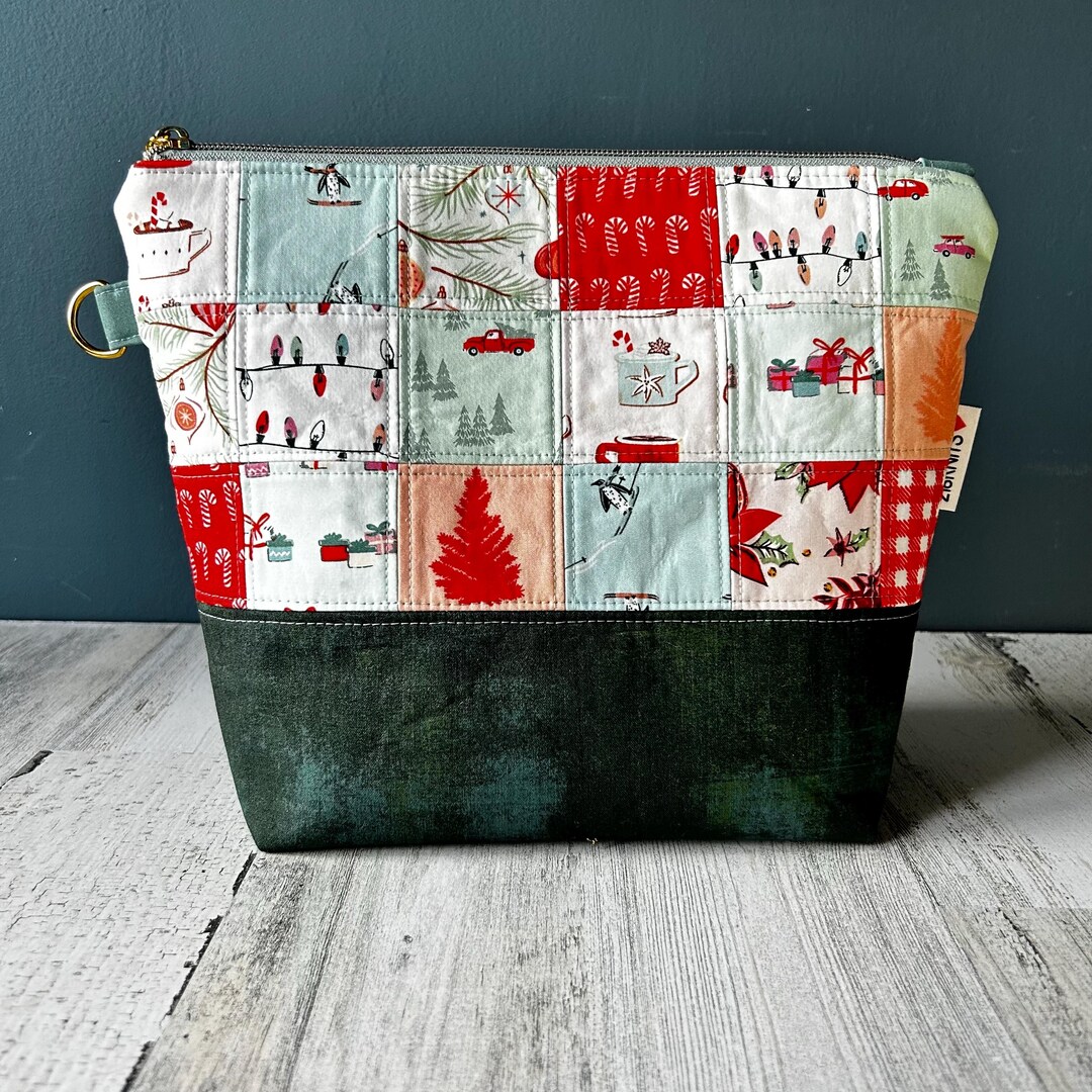 Medium Patchwork Christmas Project Bag, Cabin Scene on the Back Side ...