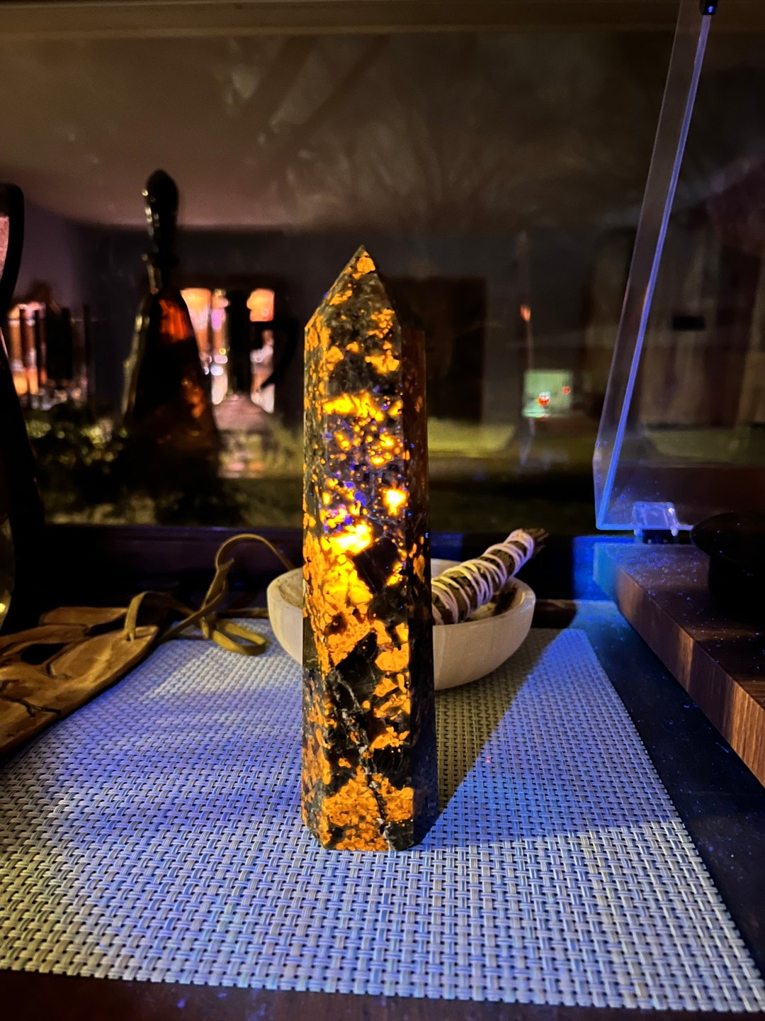 Flashlight Included! Syenite Rocks That Are Rich in Fluorescent ...