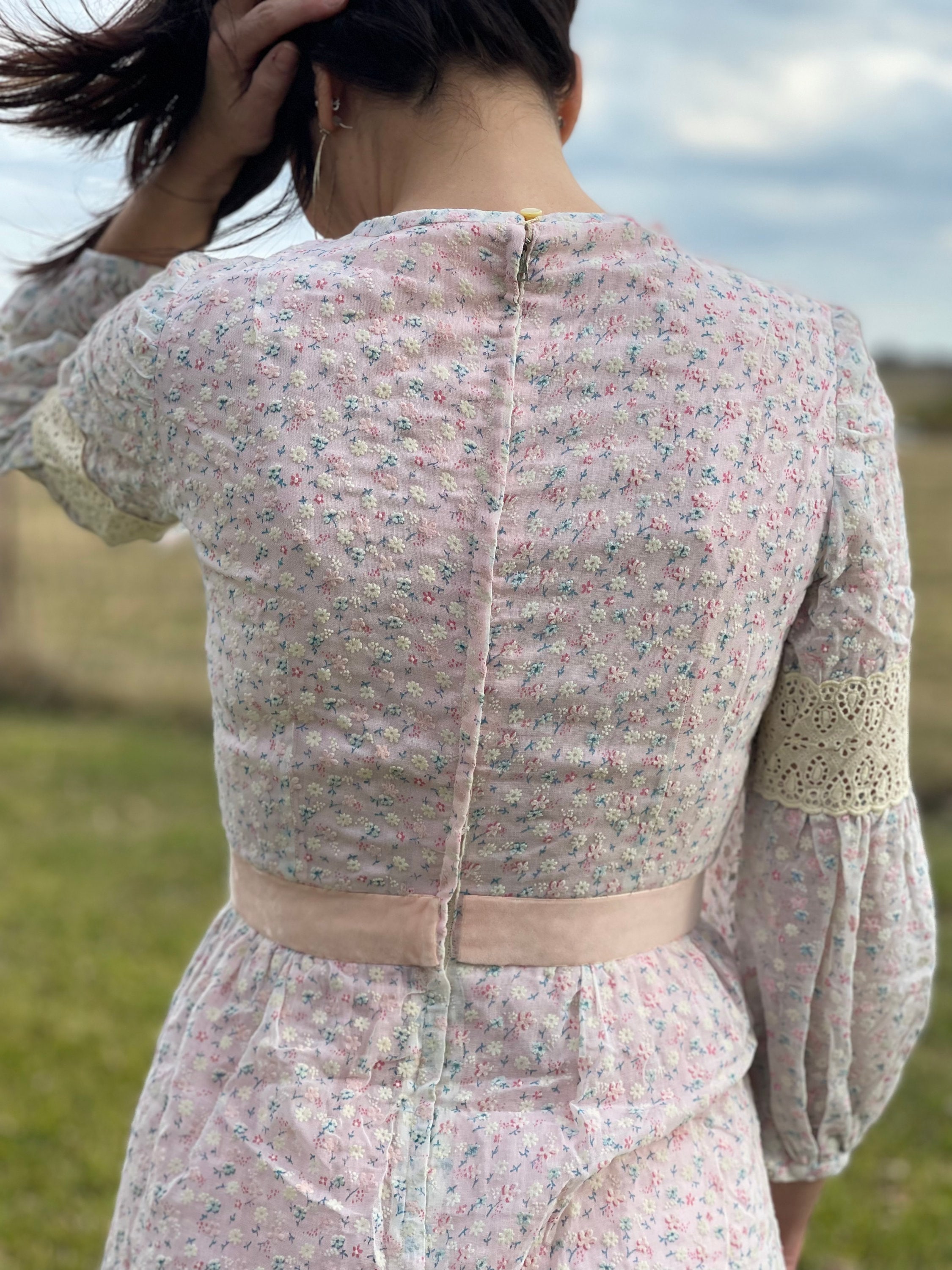 Vintage Cottagecore Dress, Floral Flocked Fabric, Pearlescent Buttons ...