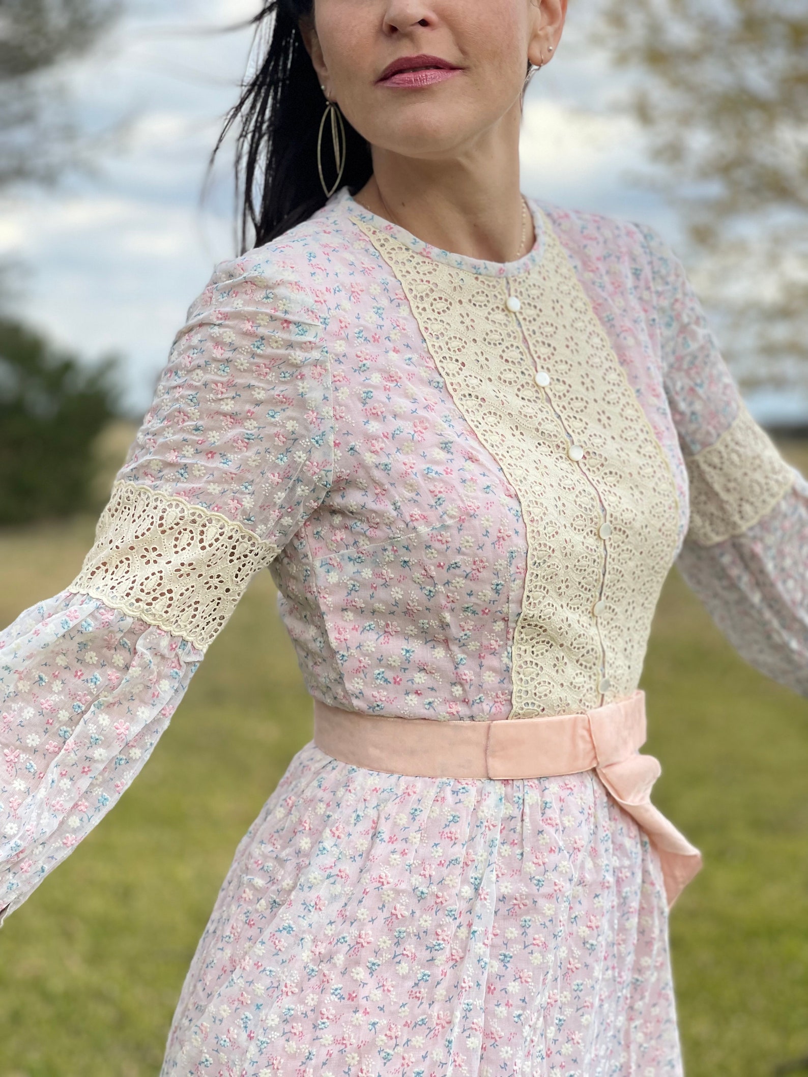 Vintage Cottagecore Dress, Floral Flocked Fabric, Pearlescent Buttons ...