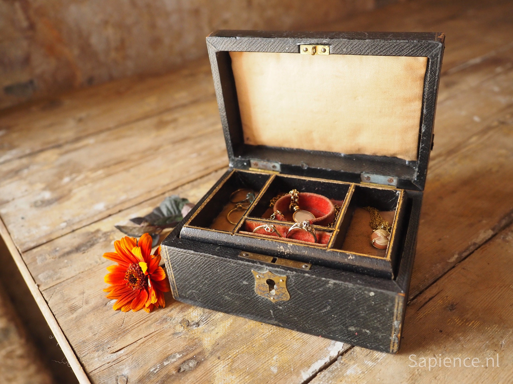 Second hand jewellery box store