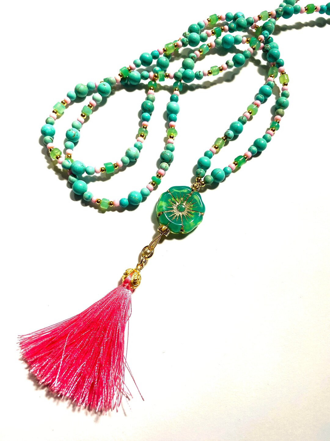 Lange Boho Kette mit Quaste in Türkis-Rosa - Diese Edelsteinkette ist ...