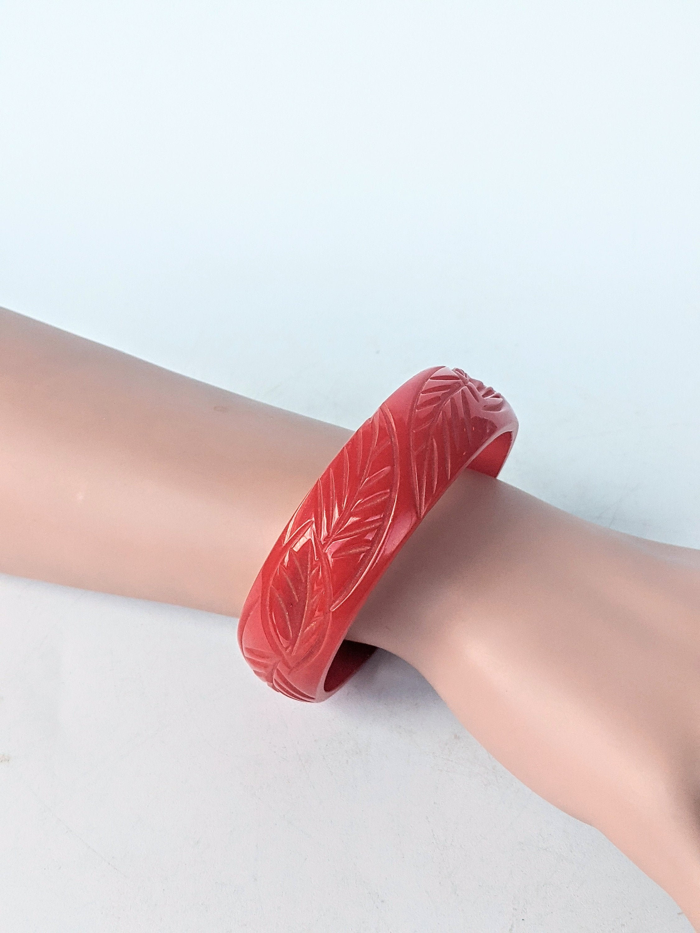 Vintage 1930s Carved Red Bakelite Bangle Carved Leaf Design - Etsy