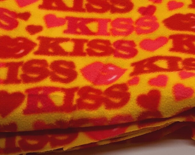 1 Metre Kissing Lips and Hearts Fleece Fabric, Mountain Fleece Kiss ...