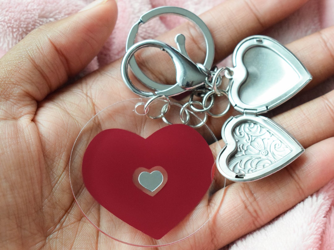 Heart Locket Keychain: Cute Gift Idea for Couples, Wives, Girlfriends ...