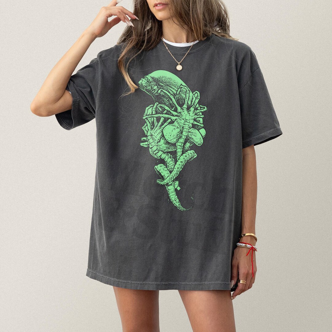 Vintage Alien Facehugger T-shirt: Sci-fi Horror Movie Tee - Etsy