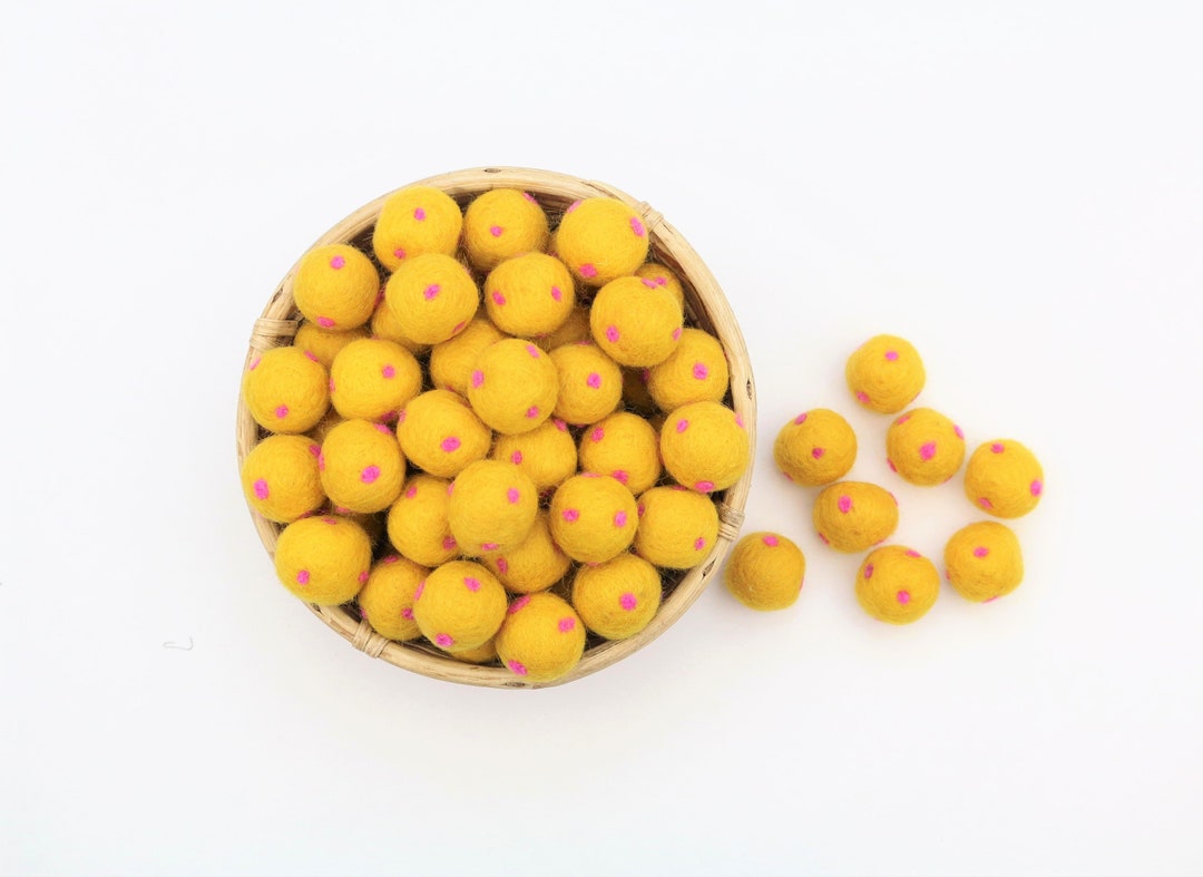 Lunar amarillo / rosa 2,5 cm bolas de fieltro para la elaboración de ...