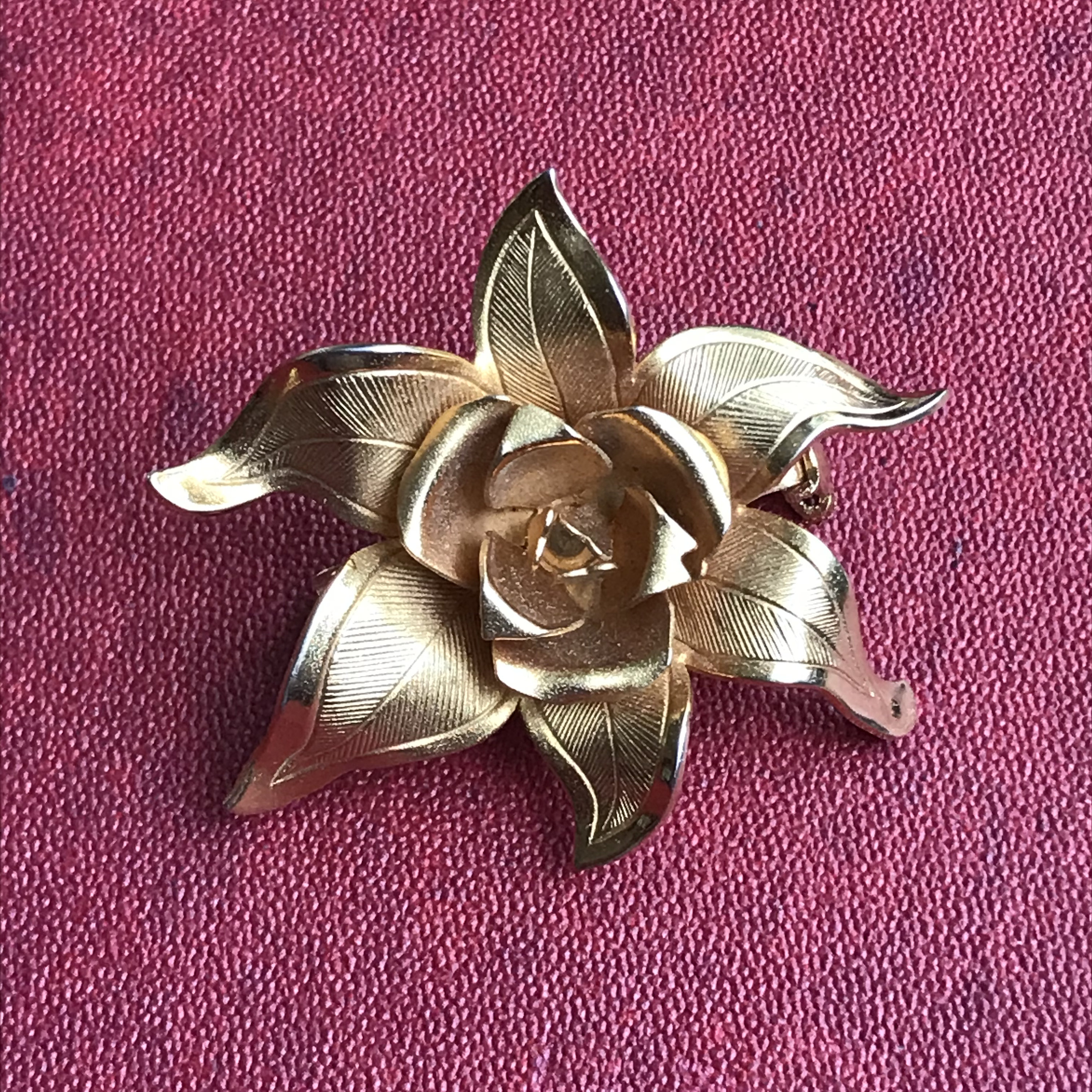 Fabulous Vintage Gold Tone Flower Brooch | Etsy