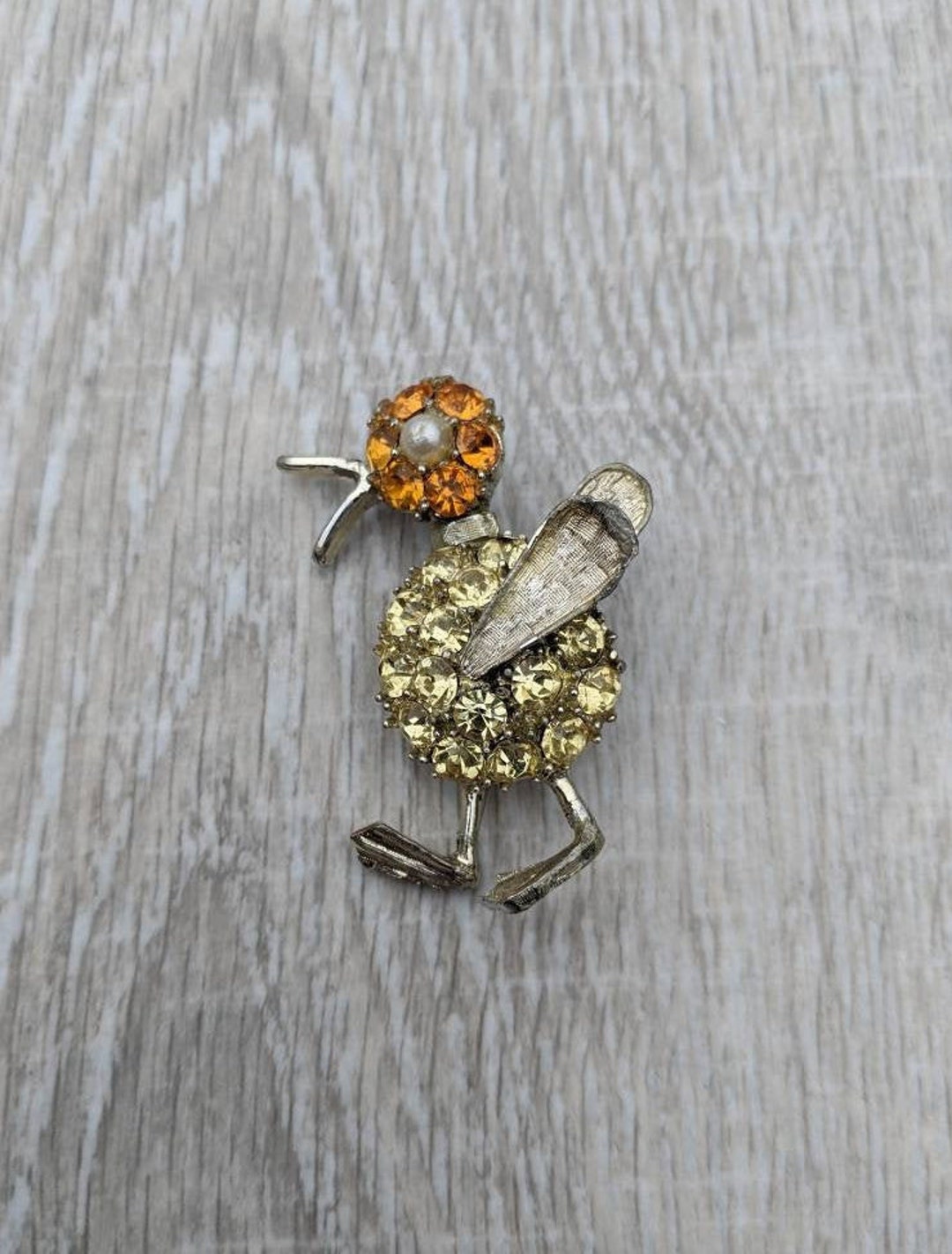 Broche de patito de color naranja brillante y amarillo limón, perla ...