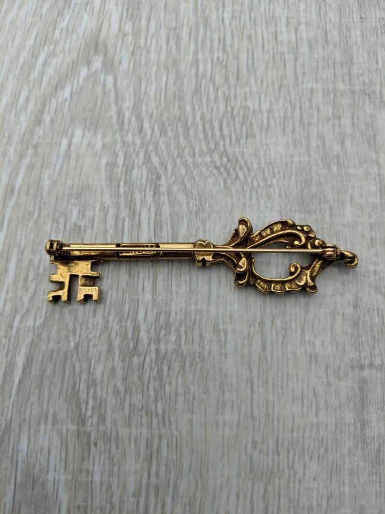 Zentall Antiqued Gold Tone Acanthus Leaf Open Bow Skeleton Key Brooch ...