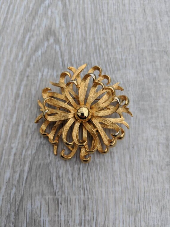 Gold tone chrysanthemum flower - Gem