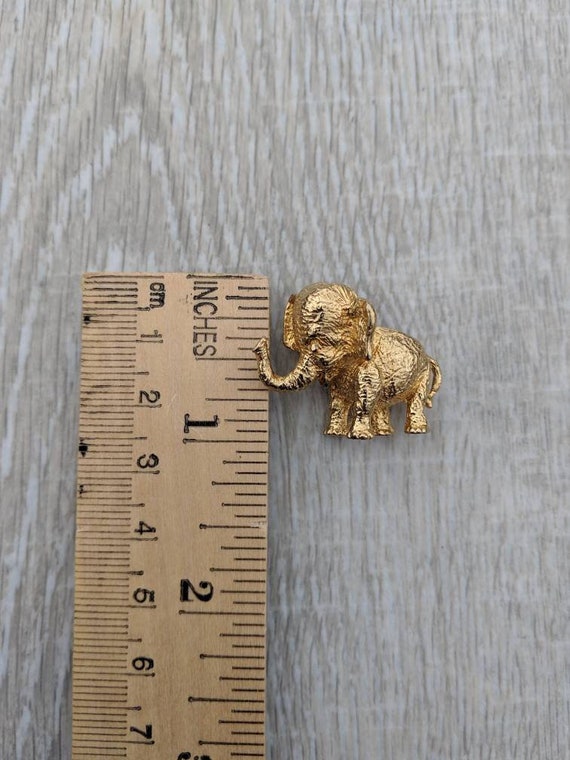 Small Detailed Gold Tone Elephant Brooch - Gem