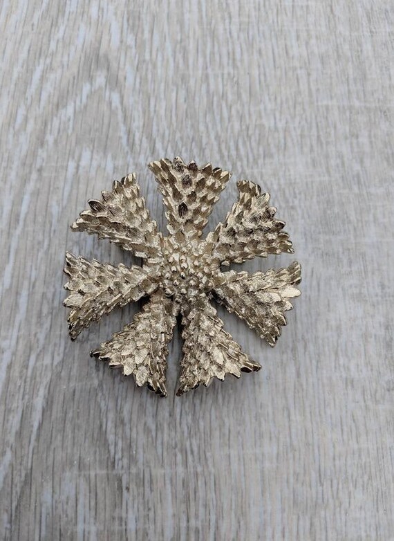 Champagne Colored Gold Tone Ruffled Dragon Scale Radi… - Gem